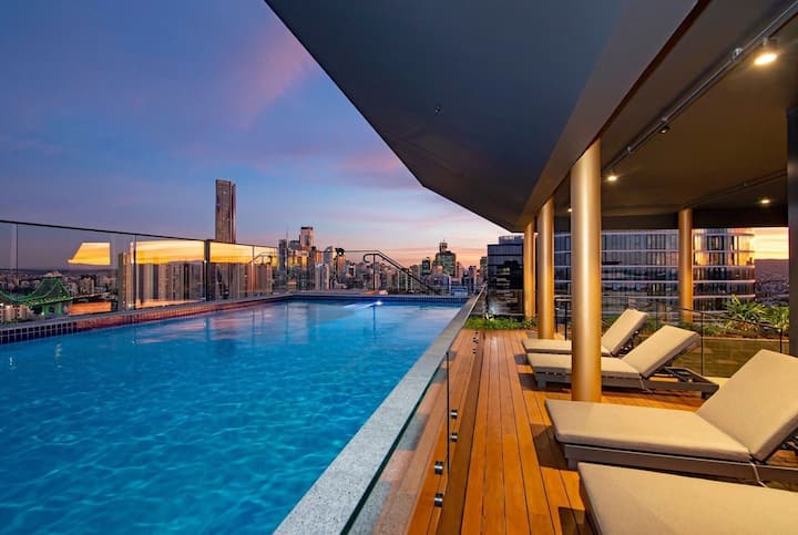 Luxe 3br W/ City Views, Rooftop Pool & Car Park - Spring Hill