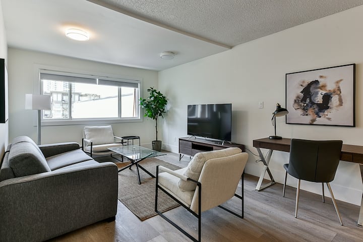 Downtown Surrey | Skytrain | Wifi - 