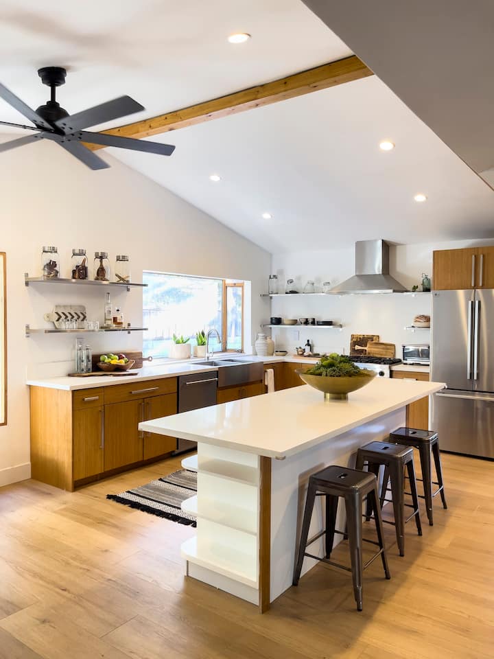 *New Pristine Designed Home W/
Spa Steam Shower - Topanga, CA