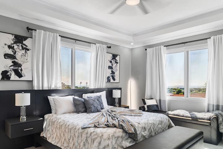 Deluxe Modern Penthouse - Kingston