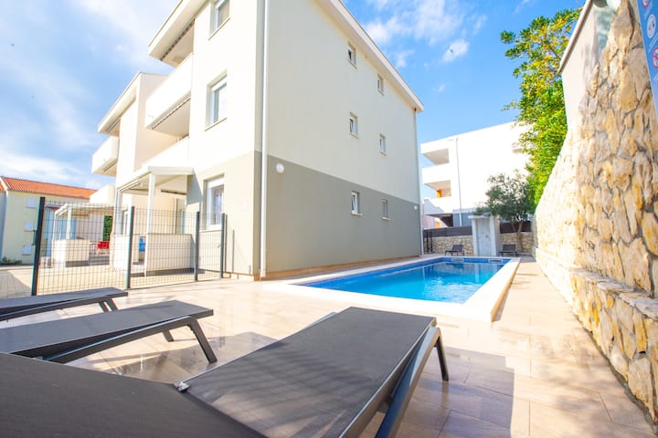 Yoko 7 - 2 Bedroom Apartment With Pool, 7 People - Novalja