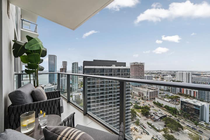 Homeclub | Luxury Condo W/spa, Pool & Gym - Miami, FL
