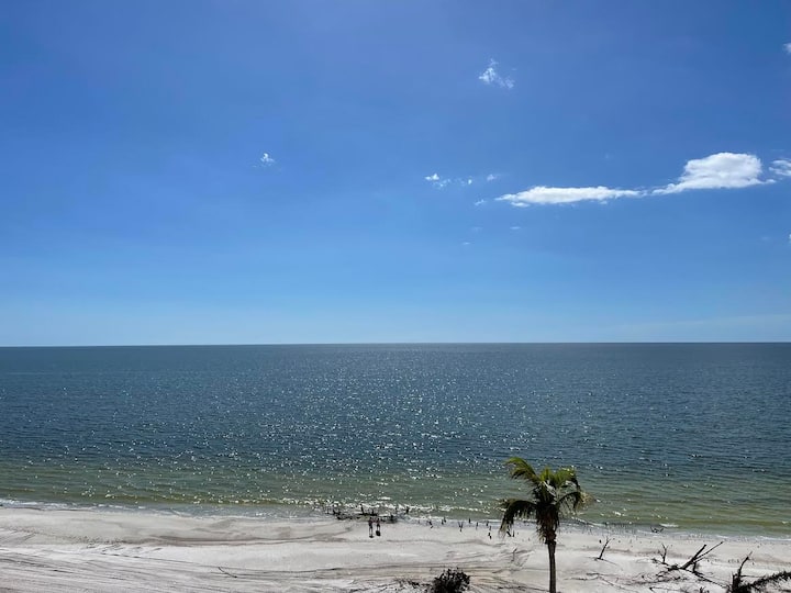 Cozy Beachfront Condo - Bonita Springs, FL