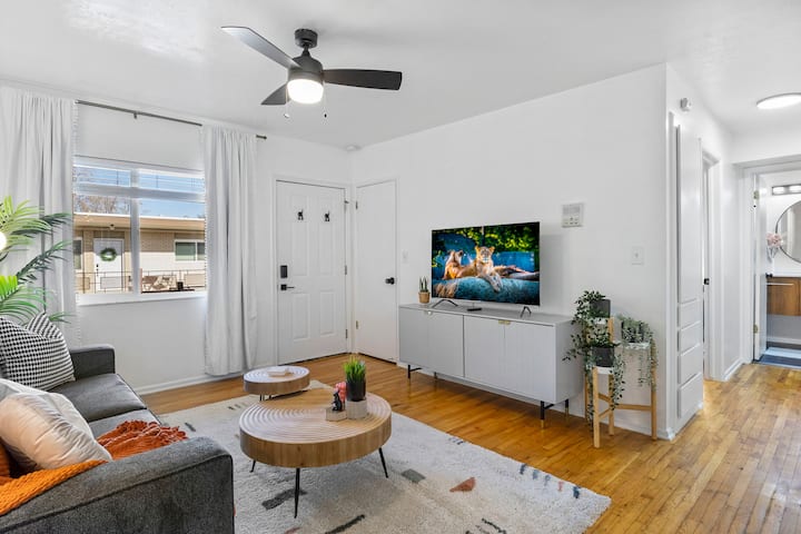 Entire Downtown Salt Lake Condo, Sleeps 5 - Salt Lake City Airport (SLC)