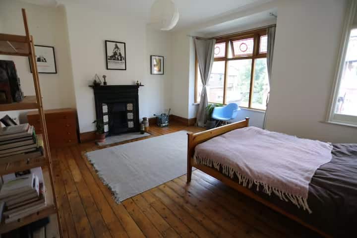 Large Bedroom In Fantastic Area - Altrincham