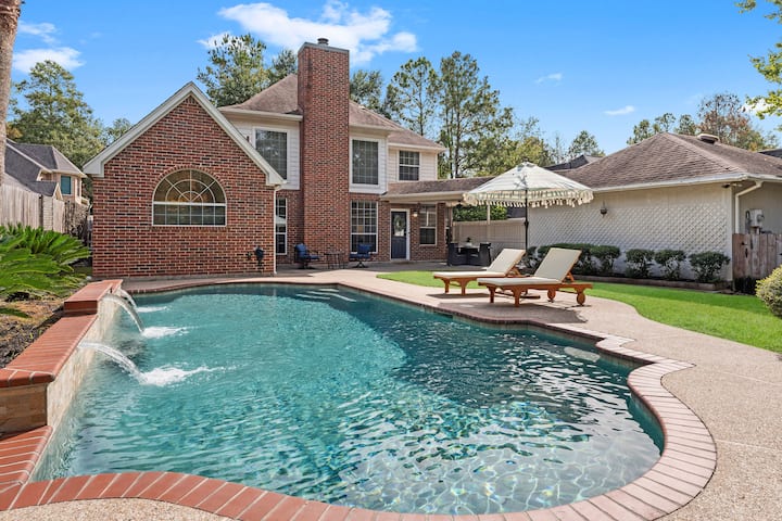 Luxury Woodlands Home - 4 Br, Pool, Private! - The Woodlands, TX