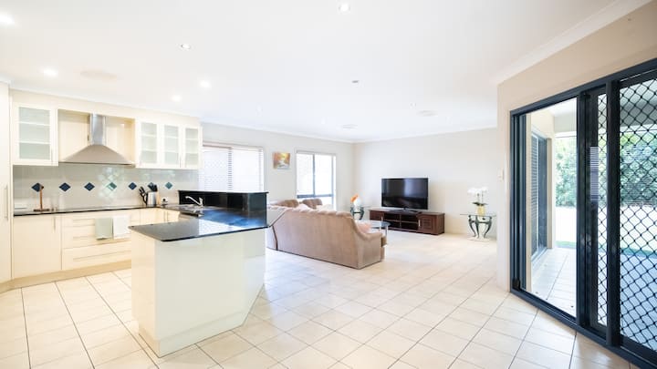 Spacious 5br | Prime Upper Mt Gravatt Location! - Brisbane