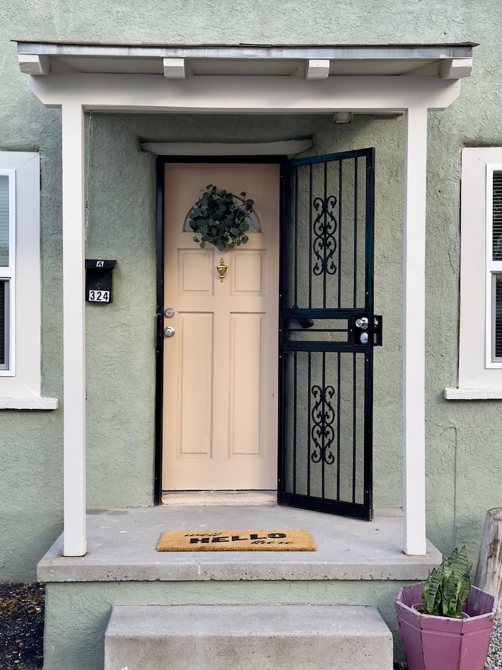 Modern Sagebrush Cottage | Near Unm & Nob Hill - Albuquerque, NM