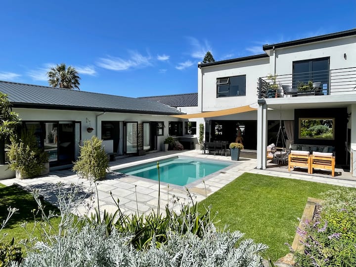 Relaxation In Style & Comfort. Somerset West. - Somerset West