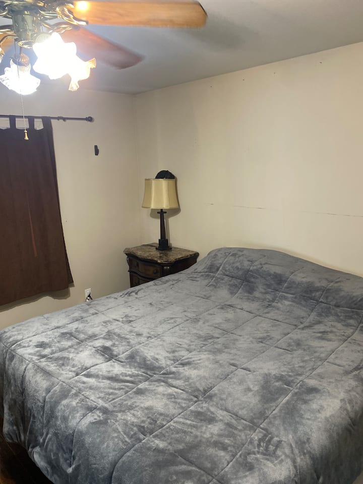 Master Bedroom In A Beautiful House In Waterford - Auburn Hills, MI