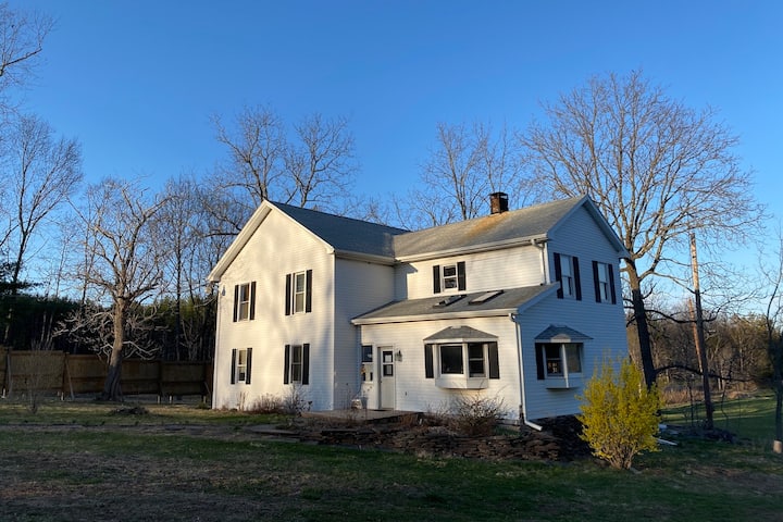 Cozy And Spacious Farmhouse - Catskill, NY