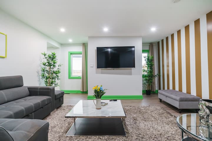 Renovated 3 Bedroom Bungalow King Bed Chic Vibe - 多倫多