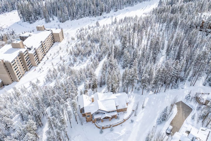 Snowflake Château: Ski In/out, Hot Tub & Sauna. - Breckenridge, CO