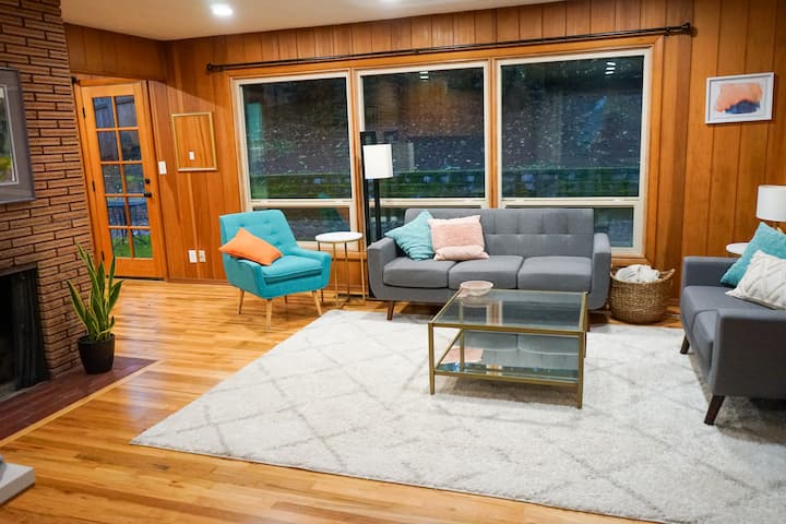 Mid-century Comfort At The Pom - Salem, OR