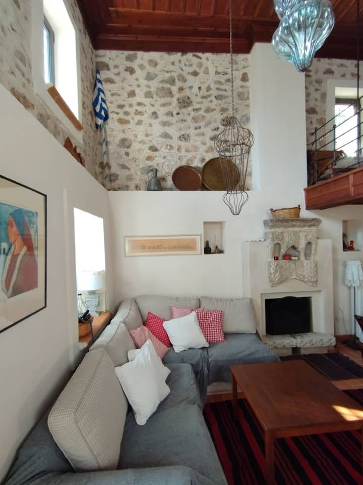 Δίπατο - πέτρινη εξοχική κατοικία - Левадия