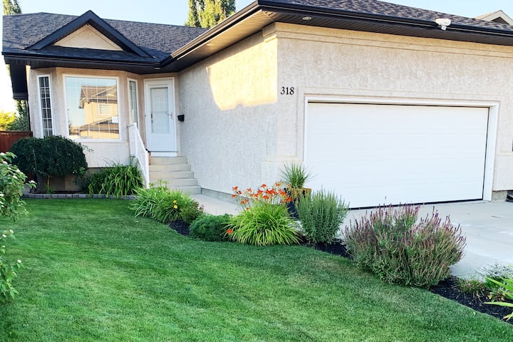 Cozy, Bungalow Basement Escape - Saskatoon
