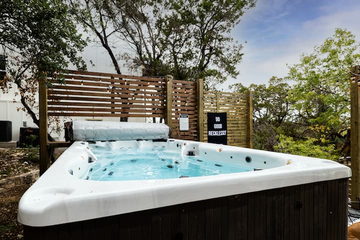 Lake Travis Hill Country Cabin W/ Firepit & Hottub - Lake Travis, TX