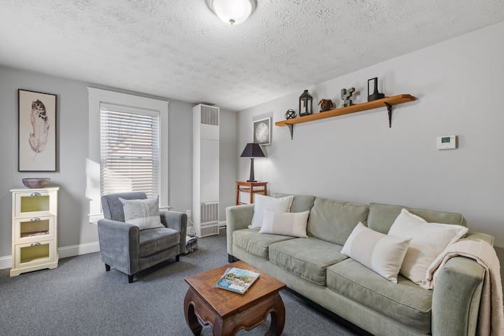 Cozy & Warm 2nd Flr Mid Term Rental - Manchester, NH