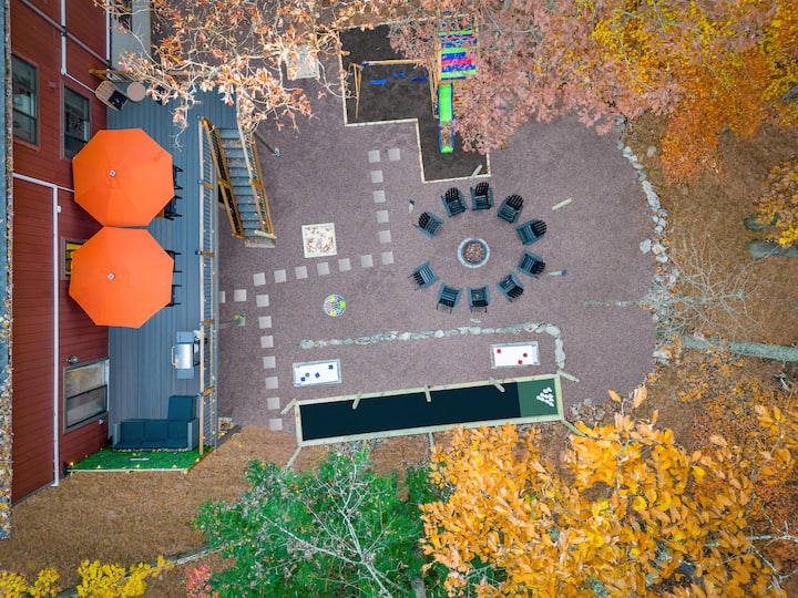 Poconos Play Park Resort | Hot Tub, Bowling, Games - Stroudsburg, PA