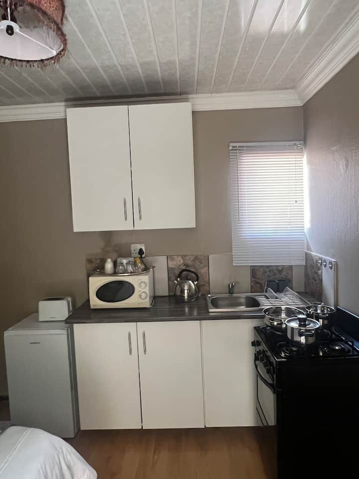 17 Byvanger Delux Queen Room 5 -No Loadshedding - Centurion