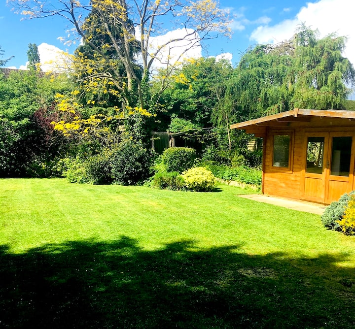 Light Open Plan Bungalow, Sleeps 8. 
4 Bedrooms - Wallingford
