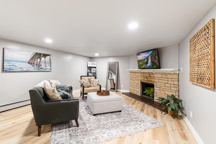 The King’s Nook | Lakewood Hot Tub Hideaway - Lakewood, CO