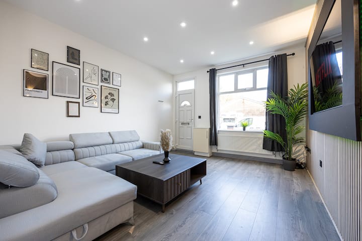 Stunning Bolton Home | Cinema Room & Parking - Bolton