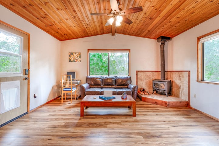 Petite Chalet With Deck Near Loch Lomond! - Crimson Ridge, Kelseyville