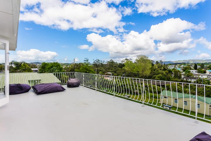 Sunny Side Getaway With Views And Deck - Auckland