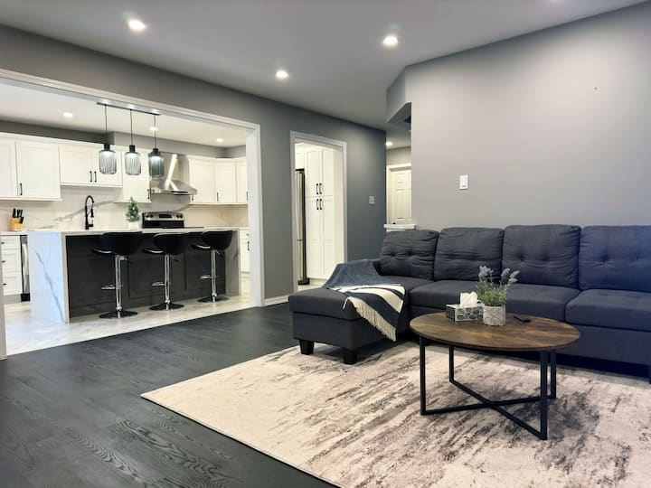 Spacious + Minimalistic Home In Whitby - Oshawa