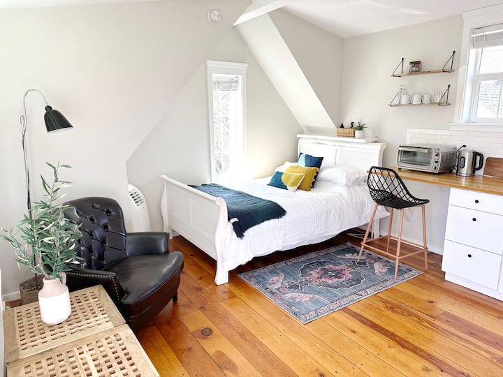 Sunny And Beautiful Studio - Redding, CA