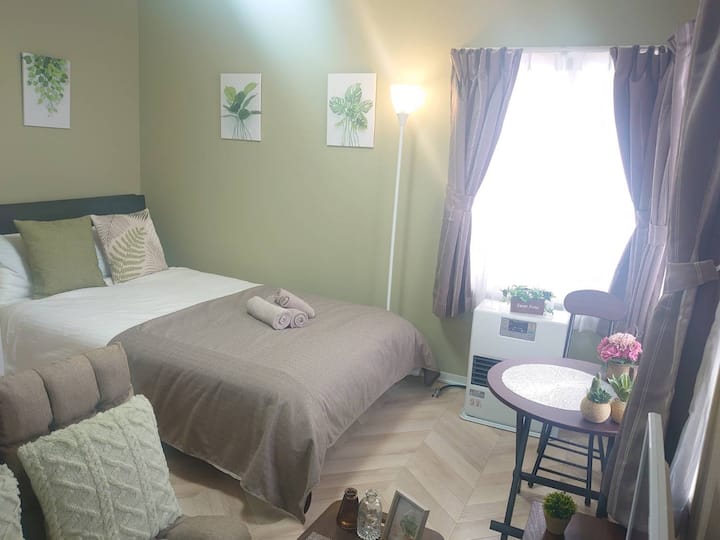 スプリンググリーンのアクセントクロスにヘリンボーンフロアがお洒落 - Sapporo