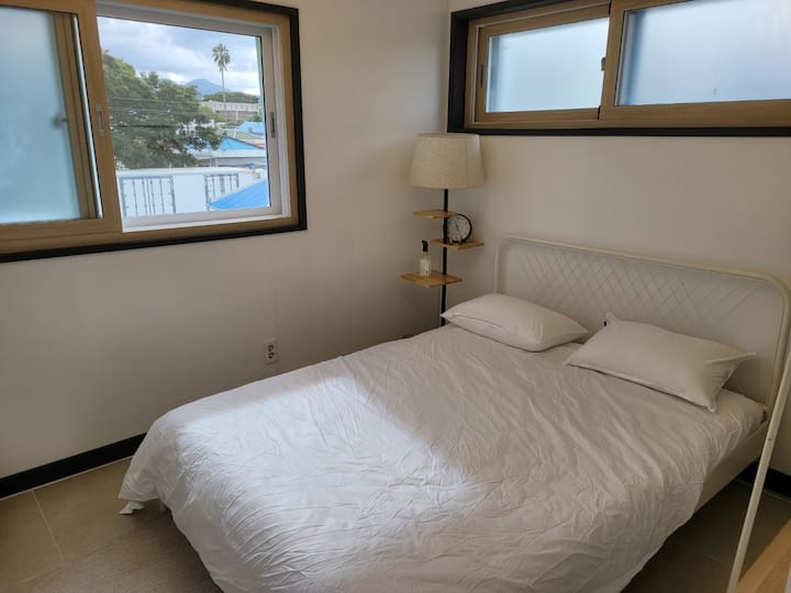 애월 핫플레이스와 바닷가 가까운 숙소 조용하고 편안한 숙소 "요즘 제주 서쪽" - Jeju