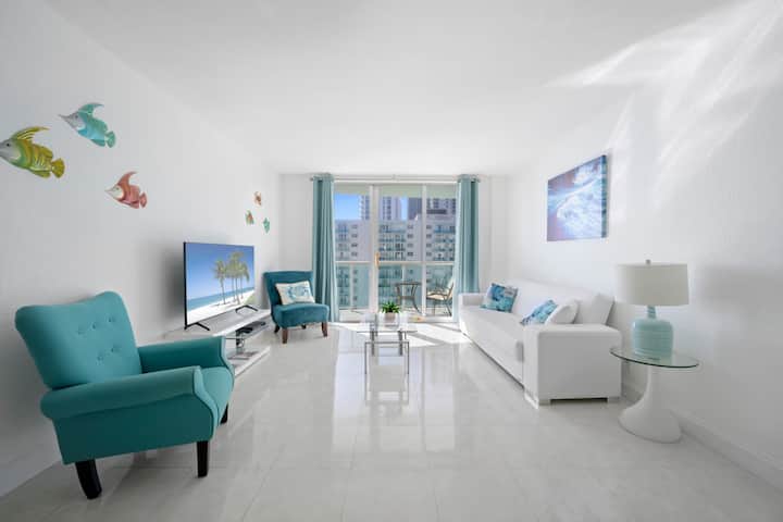 Beachfront Oasis: Ocean Views & Luxe Amenities - Hollywood