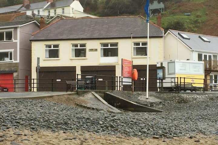Perfect Sea Front Property, For A Large Group - Llangrannog