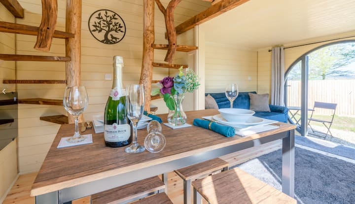 Treehouse Cabin In The Cotswolds, Sleeps 4 + Dogs! - Winchcombe