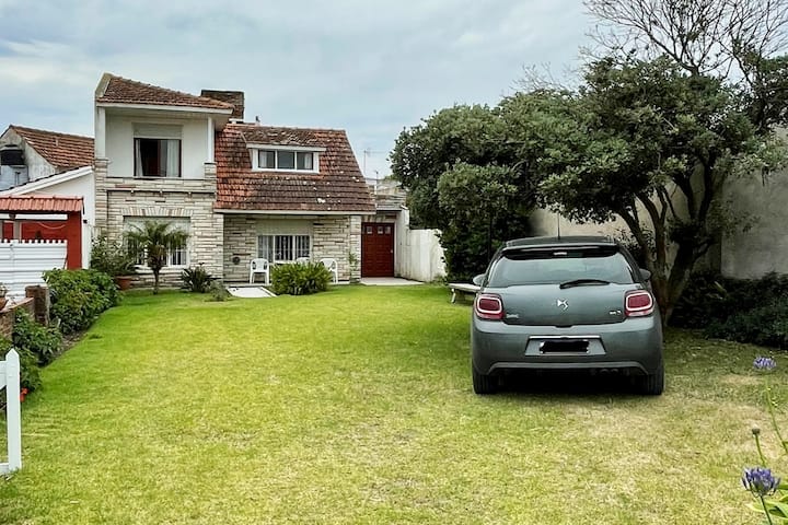 Casa Familiar De 2 Pisos En Punta Mogotes - Mar del Plata