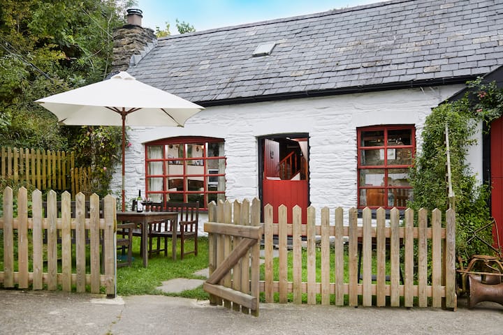 Tucked Away Cottage, With Stunning Surroundings - Llangrannog