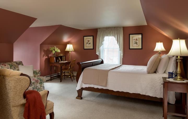 Inn At Pleasant Lake - Junior Suite 1 - New London, NH