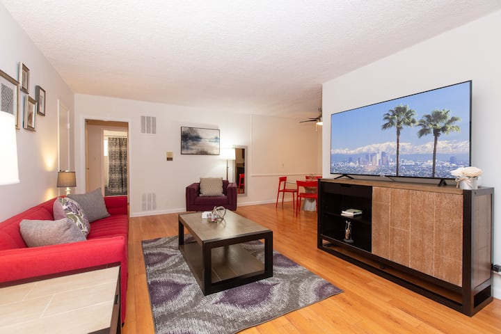 Trendy And Spacious 2 Bd/2bath Flat In Weho! - Hollywood