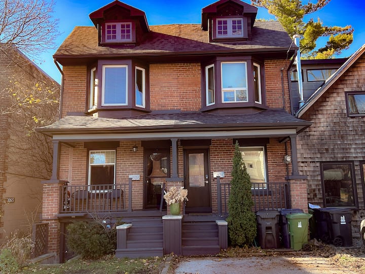 Stylish 3 Bedroom Downtown Home + Parking - Toronto