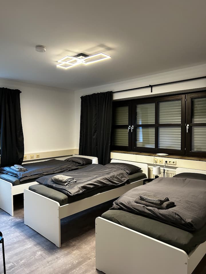 Modernes Dreibettzimmer - Giessen