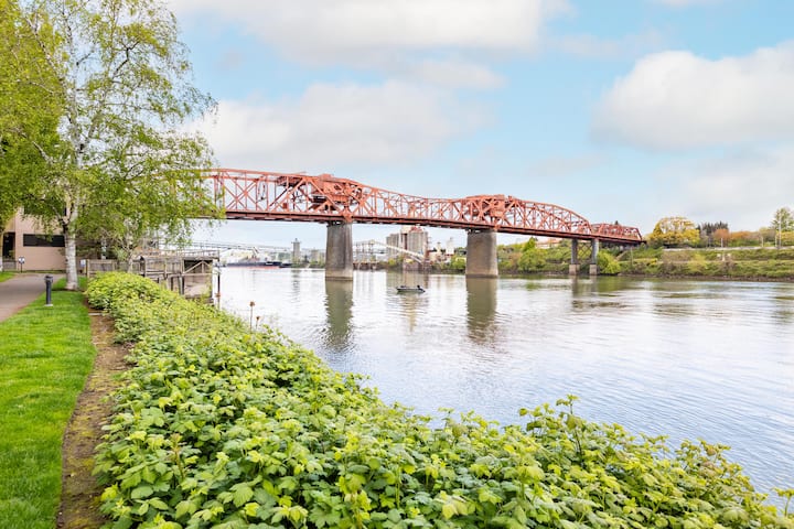 River Views, Serenity, & Paths! - Portland, OR
