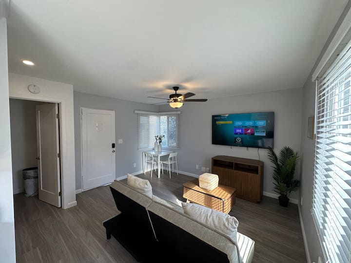 Sunny & Renovated 1 Bed 2 Blocks From The Beach! - San Diego, CA