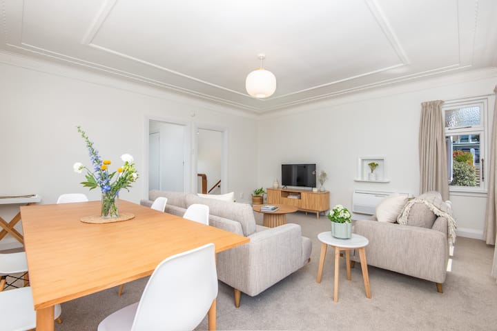 Spacious 3-bedroom Home In Roslyn With Views - Dunedin