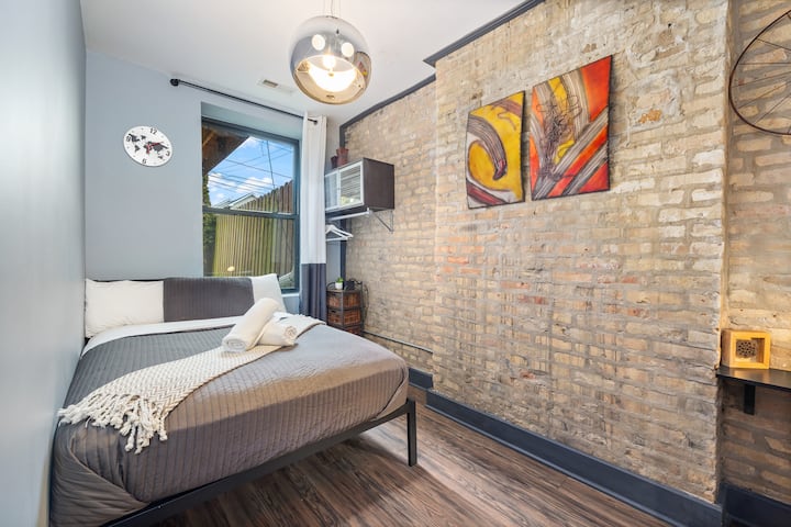 Villa Dubois Guest House Room 5 - Chicago, IL