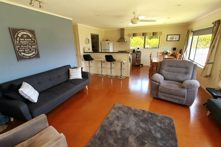 Kiwi Beach Bach - Waiuku