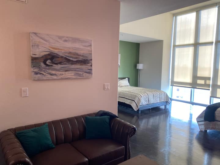 Spacious And Stylish Apt - Beverly Hills, CA