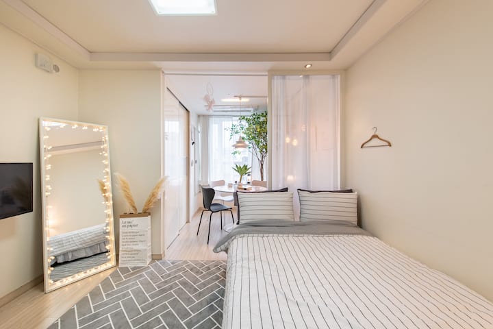 #3 Qsize 2bed 서면 위치좋은 감성숙소 셀프체크인* 빔프로젝트 유튜브 - Busan