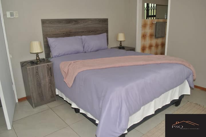 Spacious Guest House With A Huge Family Yard - Alberton